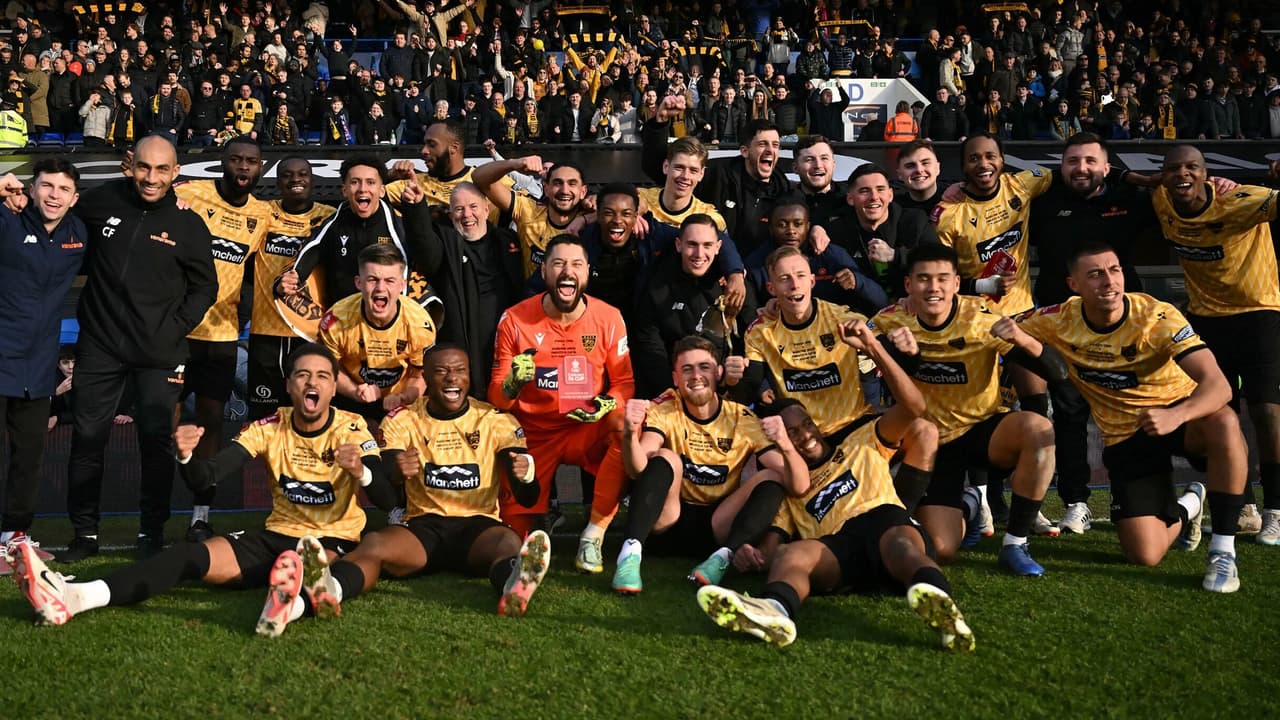 Campeão da Premier League retorna à elite inglesa após 22 anos