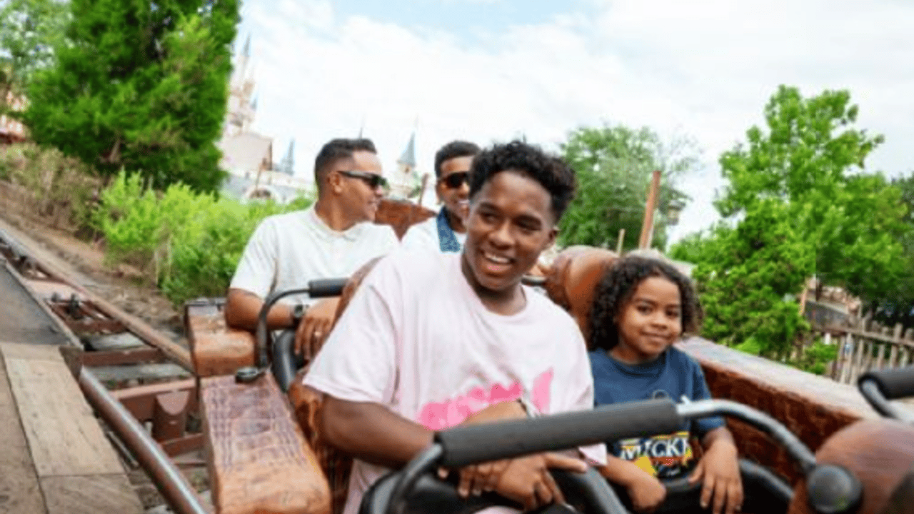 Endrick aproveita folga da Seleção e realiza sonho de ir à Disney