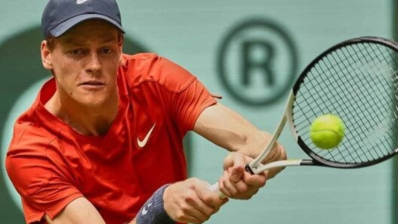 Sinner sofre, mas vira na estreia como número 1 em Halle