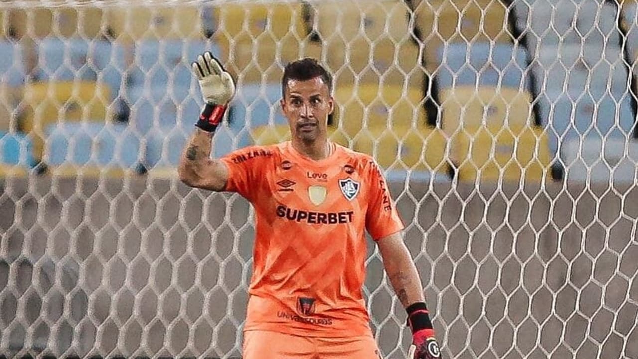 Fábio, do Fluminense, é o goleiro com mais defesas no Brasileirão 2024