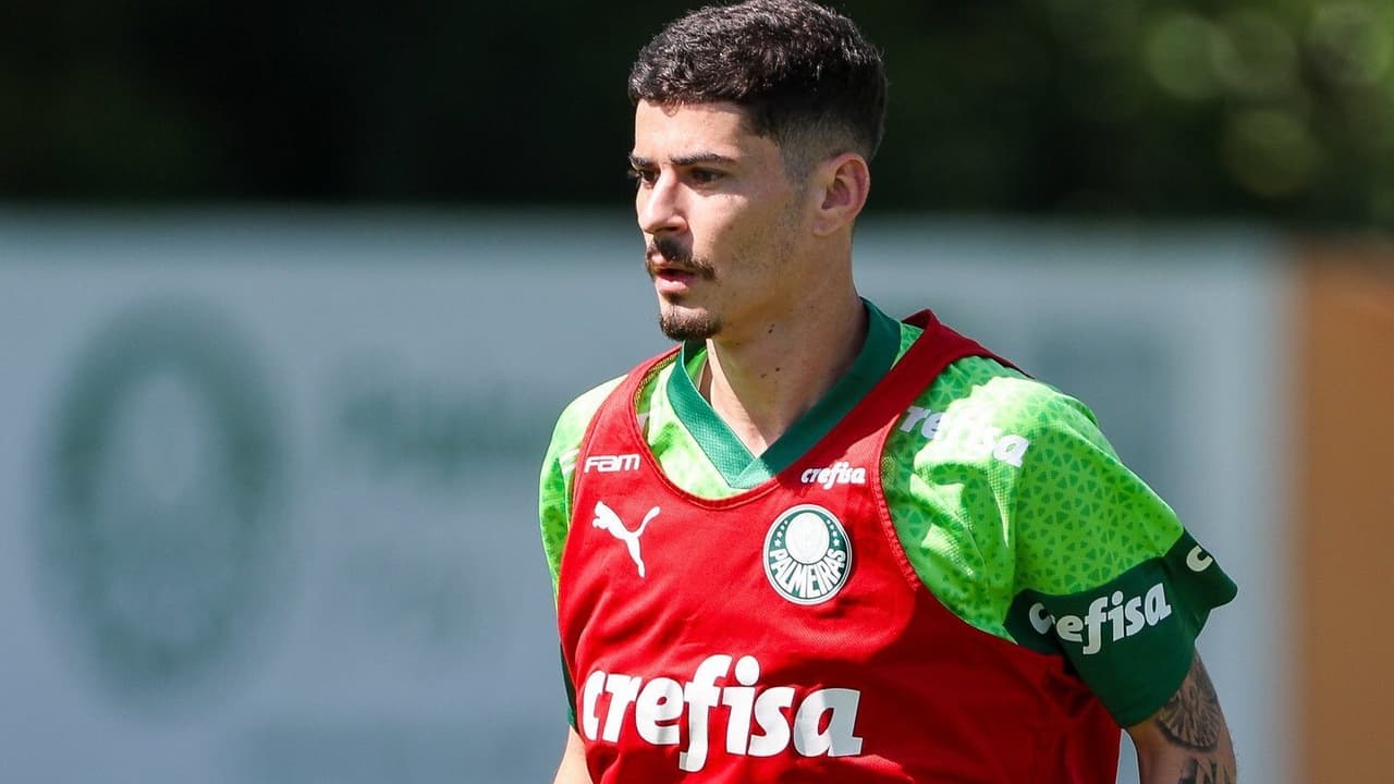 Rômulo treina no Palmeiras e pode jogar contra o Atlético-GO