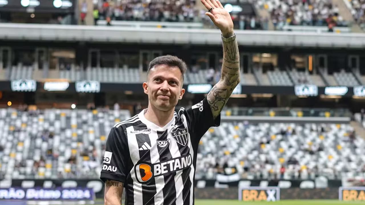 Bernard usa redes sociais para reagir a possível reestreia pelo Atlético-MG