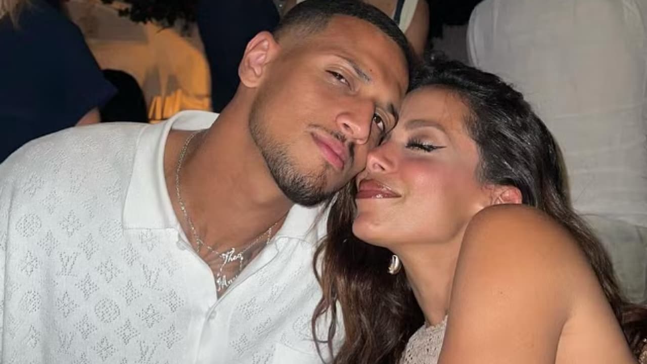 Vinicius Souza fecha comentários no Instagram após oficializar romance ...