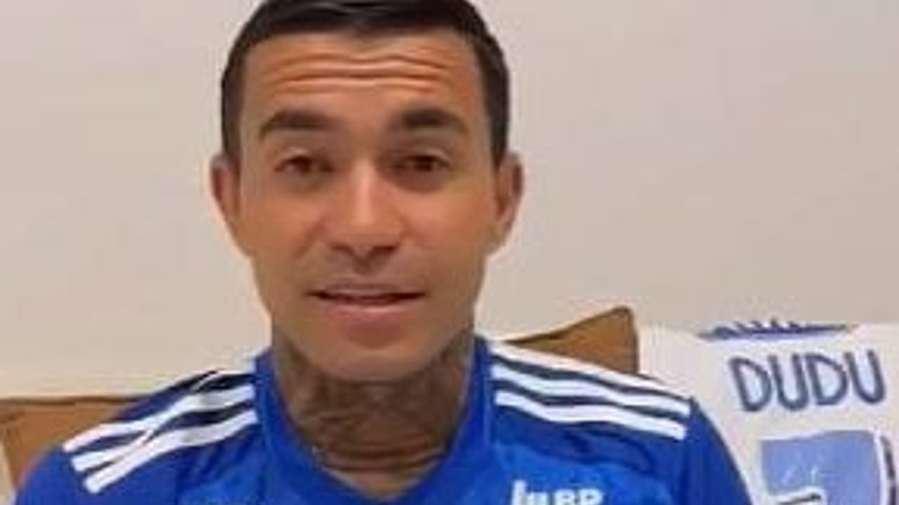 Com a camisa do Cruzeiro, Dudu manda recado para a torcida