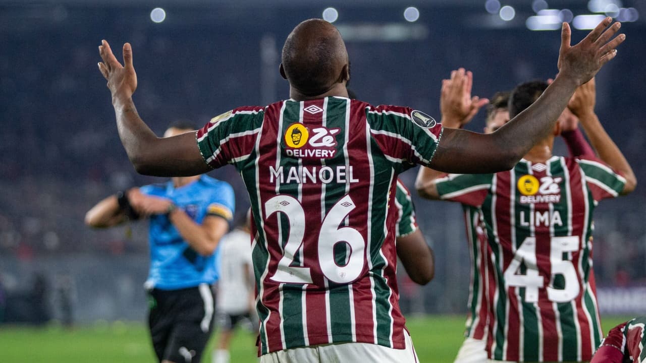 Manoel celebra renovação com Fluminense e faz declaração