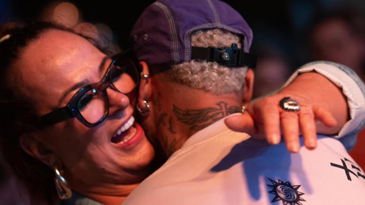 Nadine, mãe de Neymar, comemora anivesário de 58 anos no Guarujá
