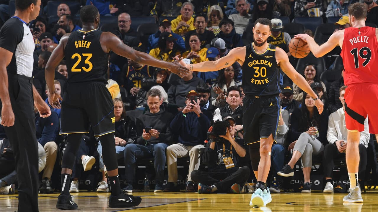 Stephen Curry sofre queda em partida contra o Raptors; veja vídeo