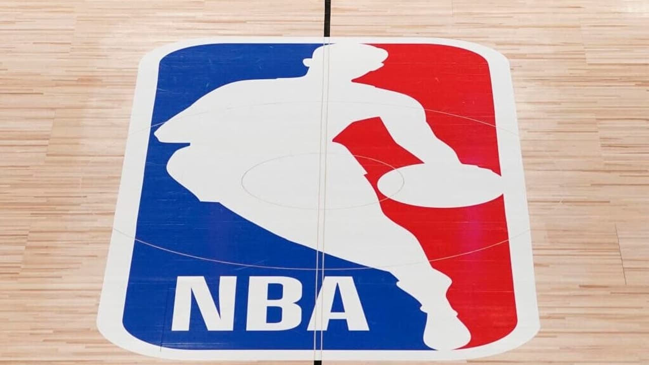 Não é Michael Jordan: saiba quem é o jogador da logo da NBA