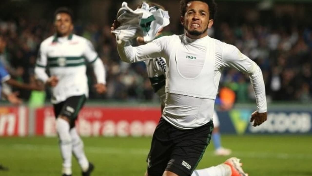 Ex-Cruzeiro e Coritiba é confundido com Raphinha e recebe mensagens ...