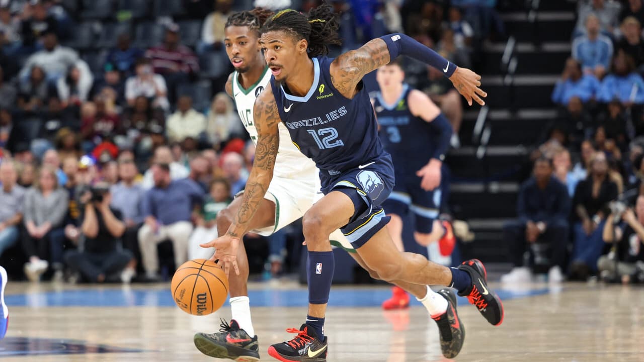 NBA: Jogador do Memphis precisa de oxigênio e sai de maca após queda brusca