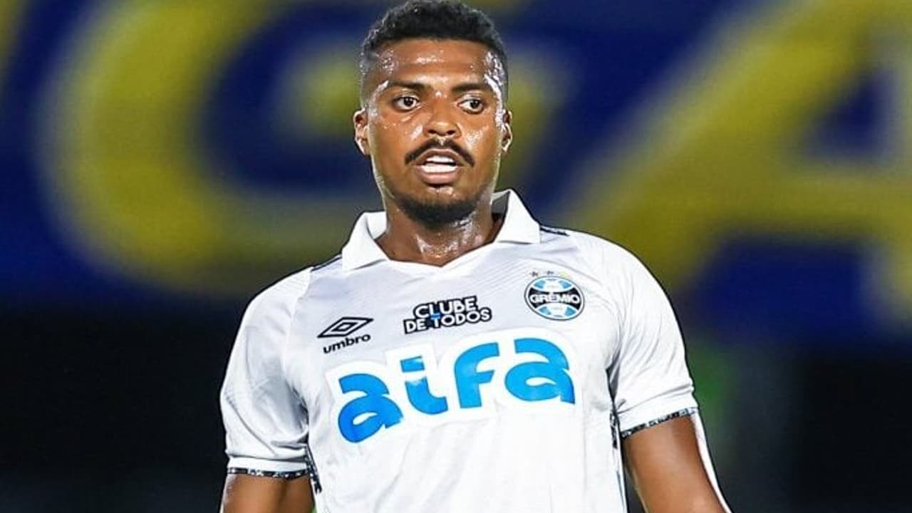 Jemerson se defende após erro em vitória do Grêmio: 'gol irregular'