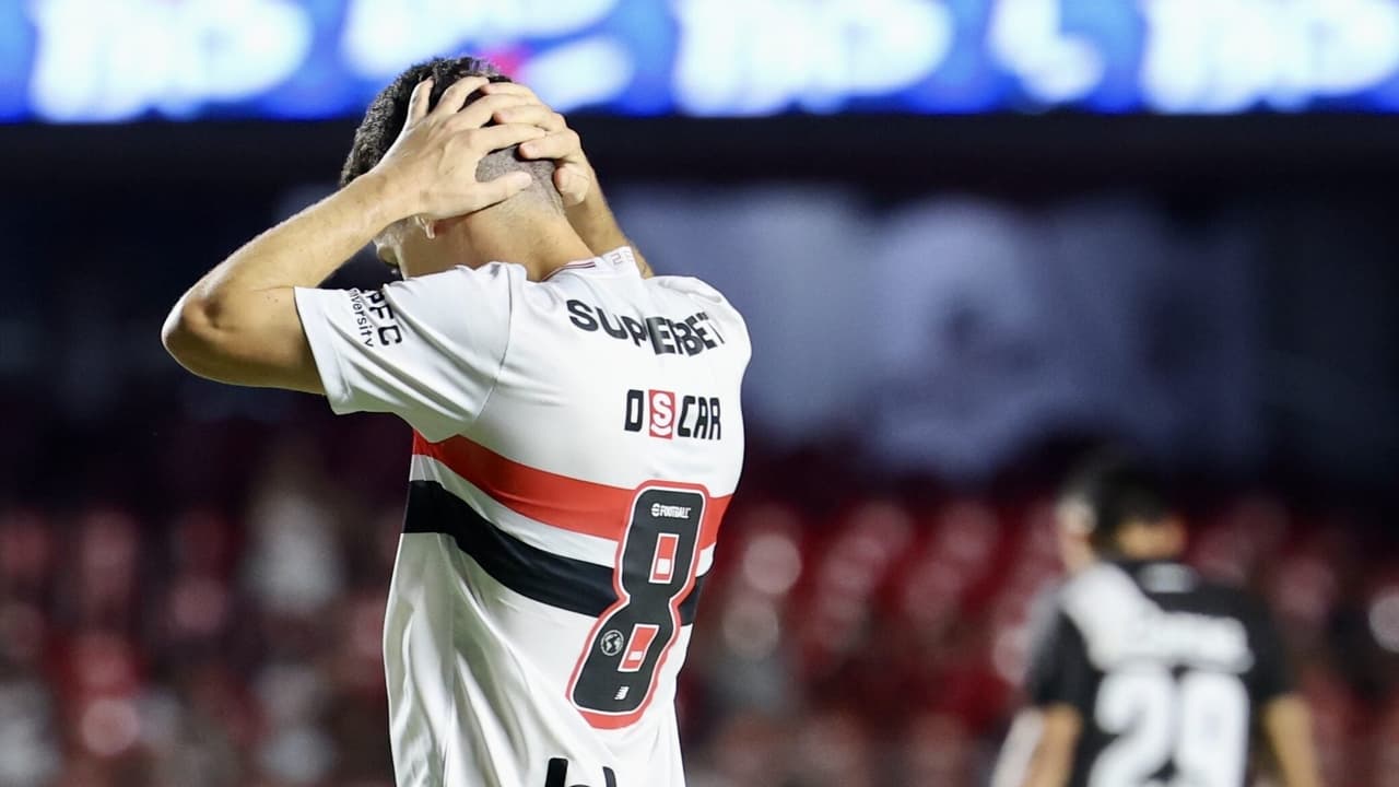 Oscar deixa gramado com dores após jogar no 'risco' em estreia do São Paulo