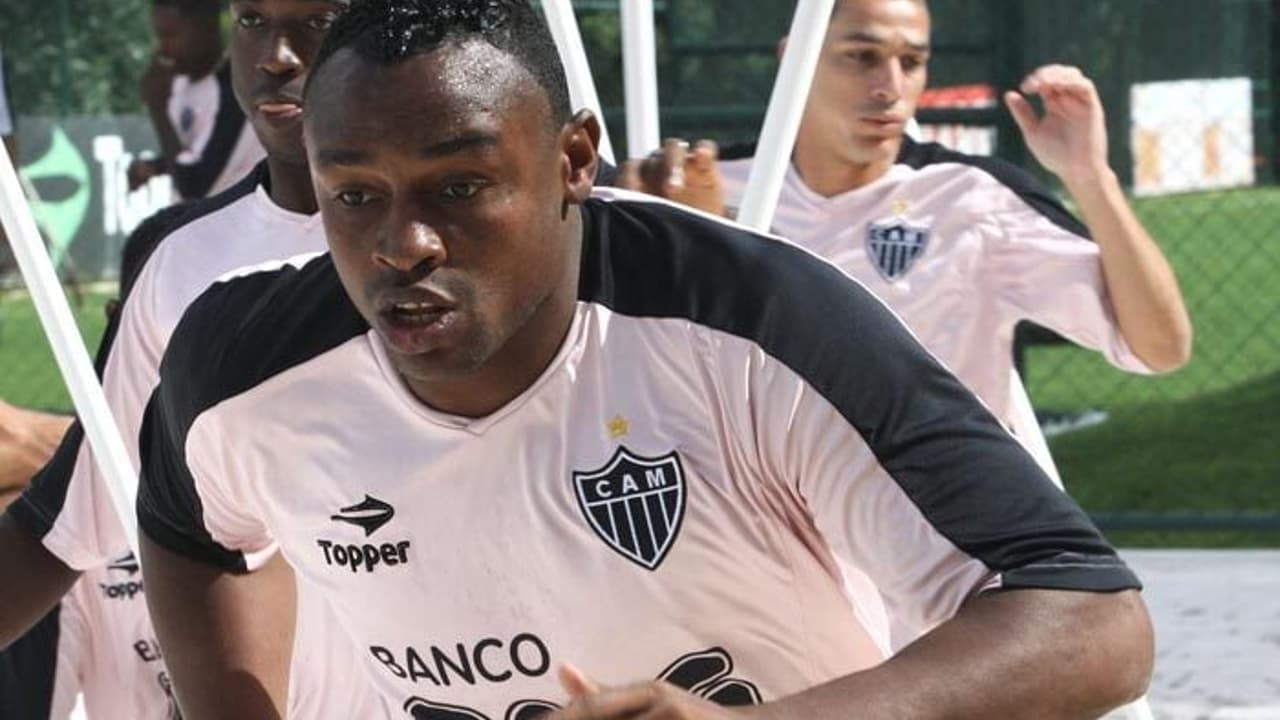 Por onde anda Obina, ex-atacante de Flamengo e Palmeiras?