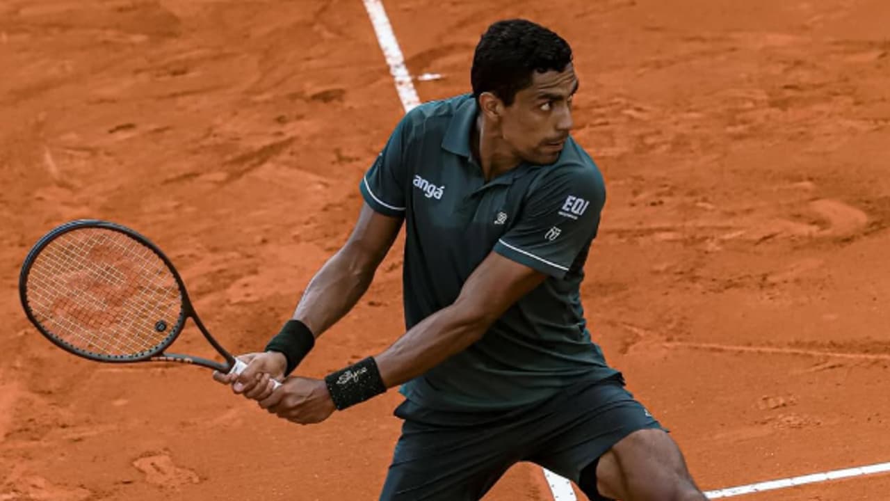 Em Roma, Monteiro sorri ao rever seu lance mais espetacular