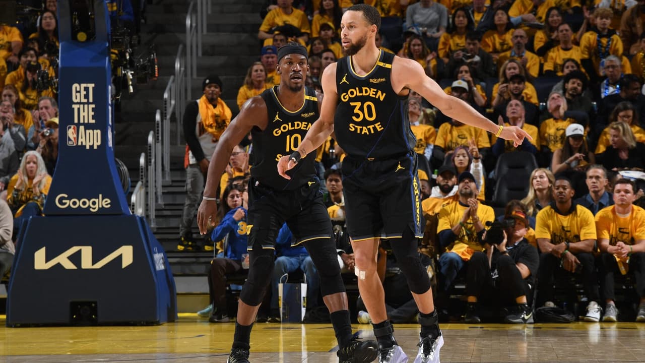 Vídeo: Fora da NBA, astro do Warriors faz 'show de canto' em festa