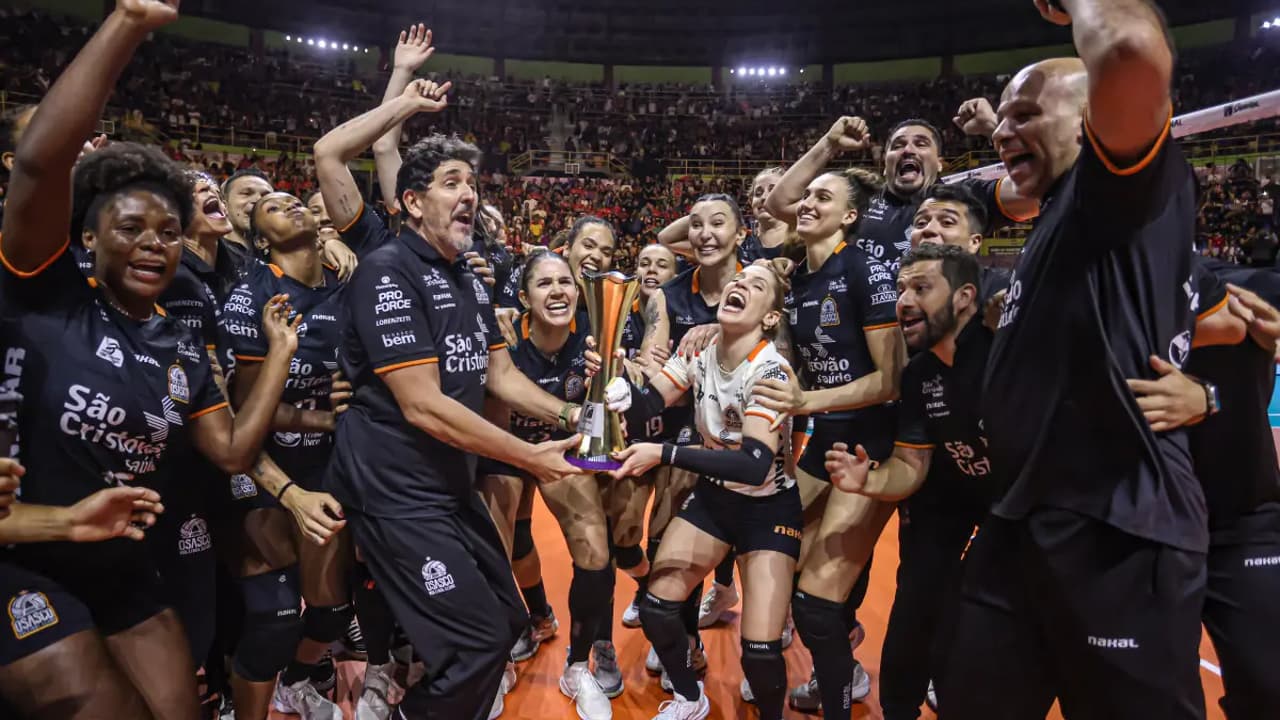 Loucos de Osasco: conheça torcida que embalou Superliga