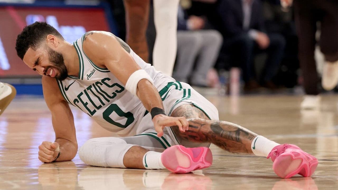 NBA: Jayson Tatum sai de cadeira de rodas após lesão; veja vídeo