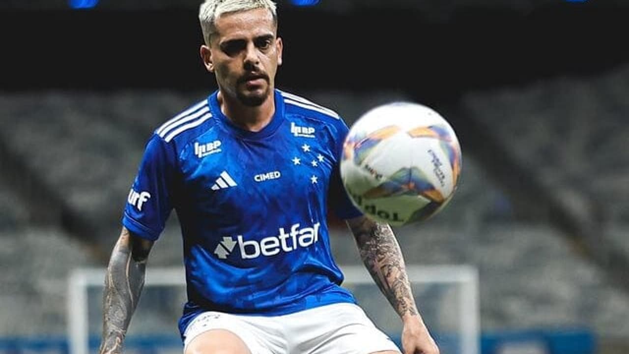 Fagner, do Cruzeiro, comemora convocação do filho para Seleção