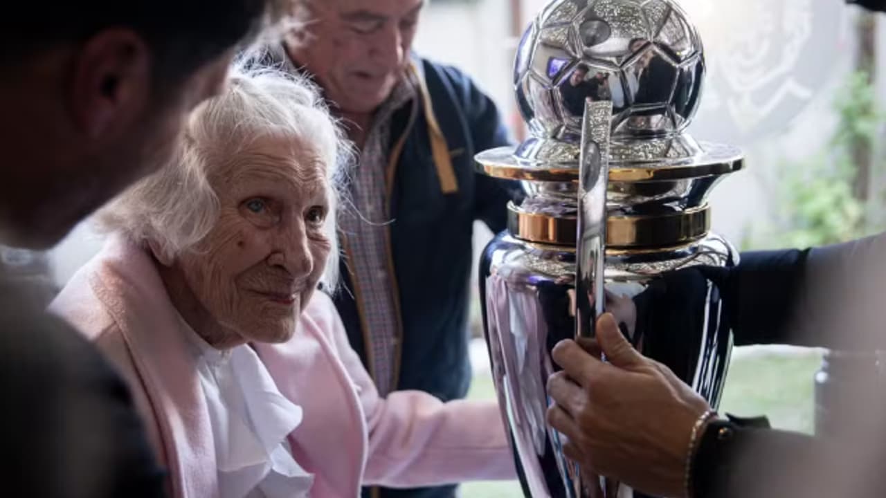Torcedora de 98 anos do campeão argentino recebe homenagem