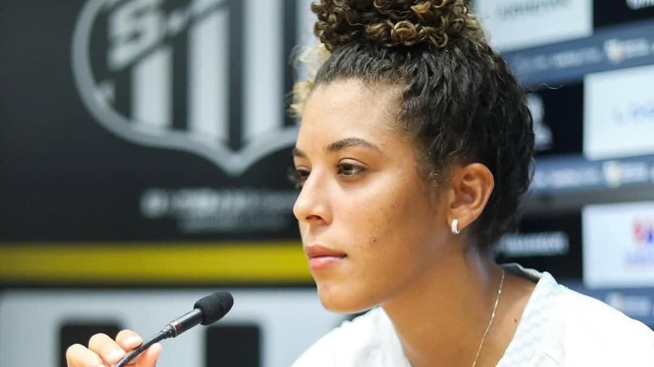 Leandra assina o primeiro contrato profissional com as Sereias da Vila