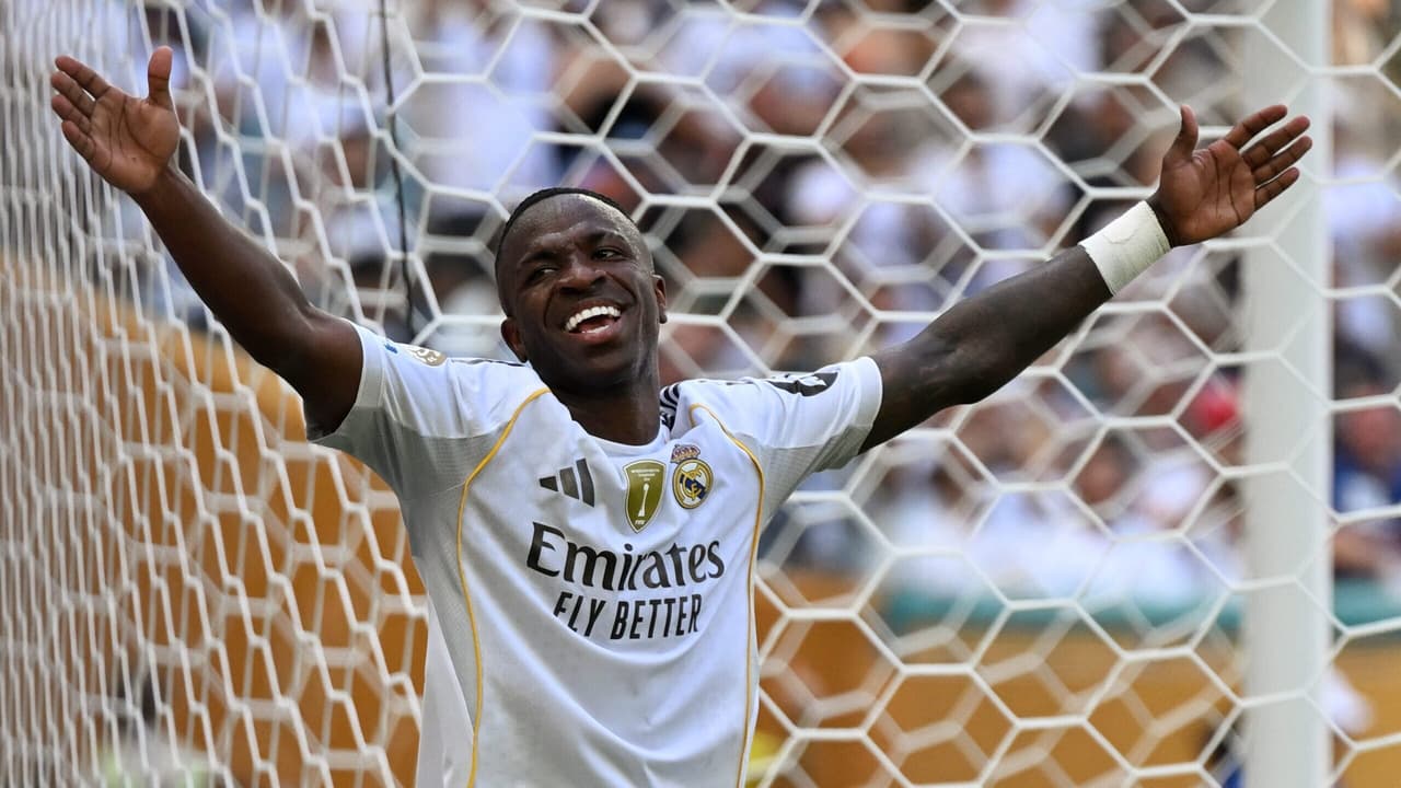 Astro da NBA brinca com Vini Jr após receber camisa da Seleção Brasileira