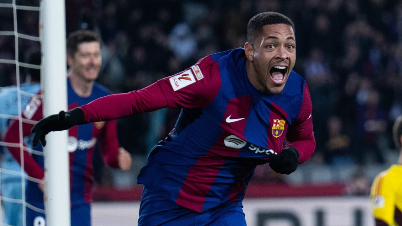 Diretor do Barcelona, Deco explica má fase de Vitor Roque