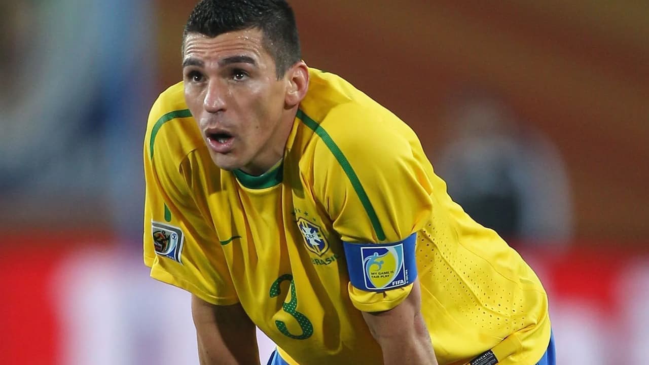 Lúcio apresenta melhora e faz embaixadinha após acidente doméstico