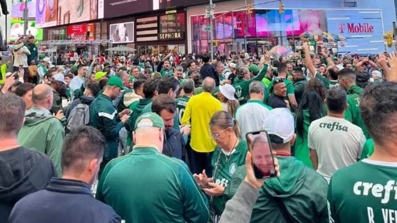 Torcida do Palmeiras invade Times Square e faz festa em Nova York