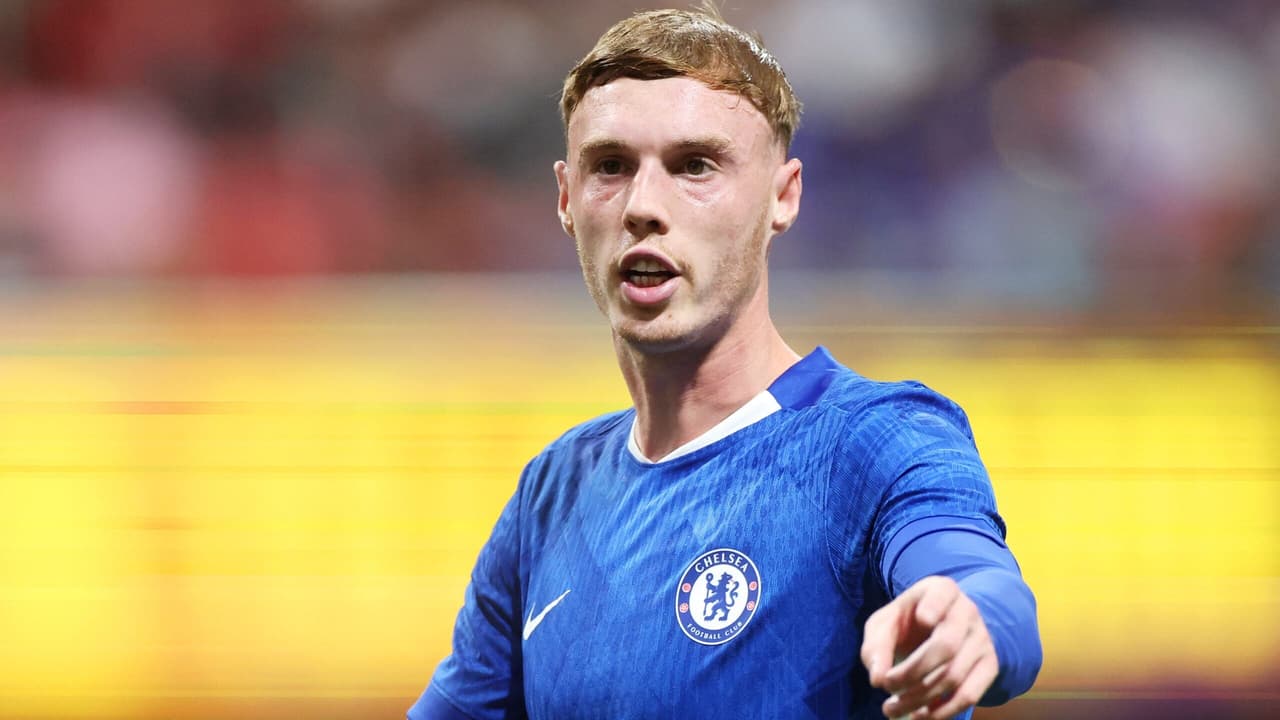 Cole Palmer, do Chelsea, é presenteado em visita a país familiar