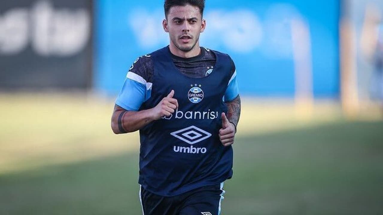 Com 10 dias de atraso, Carballo se reapresenta no Grêmio