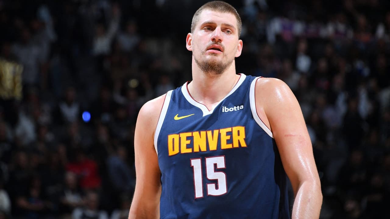 Jokic recebe presente inusitado em tour na China; veja vídeo