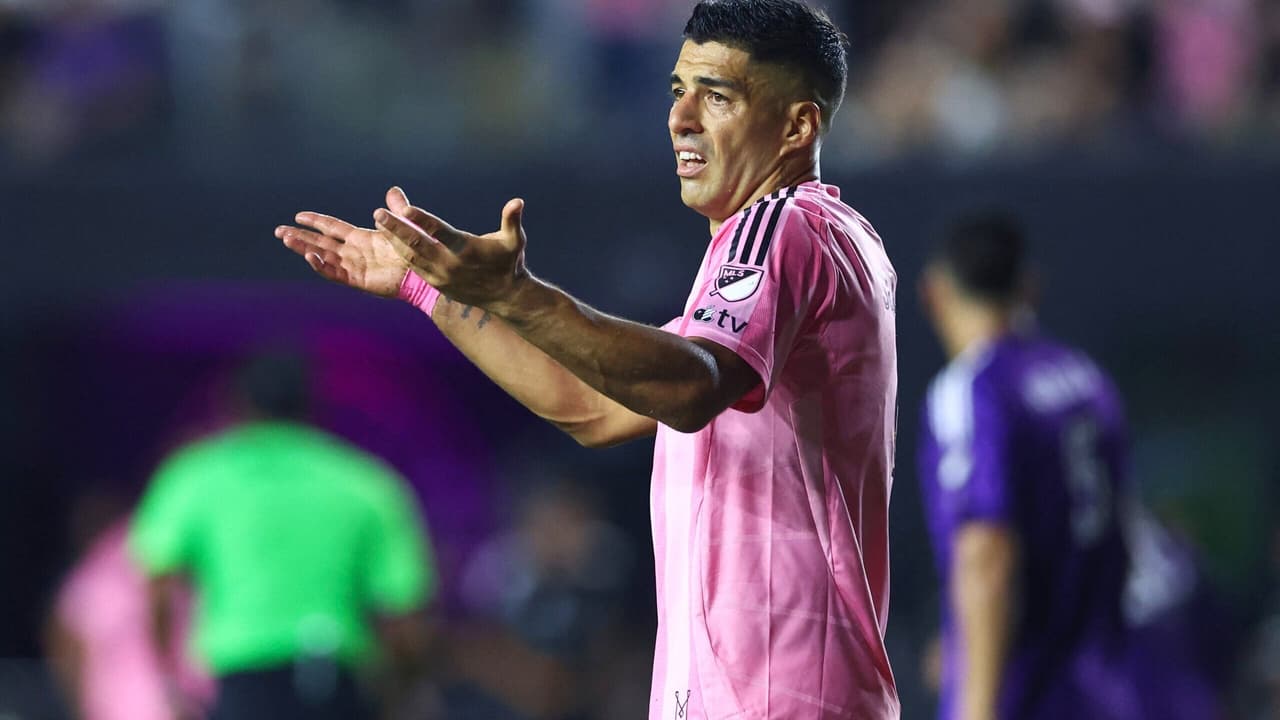 Suárez recebe suspensão de seis jogos após cuspir em adversário