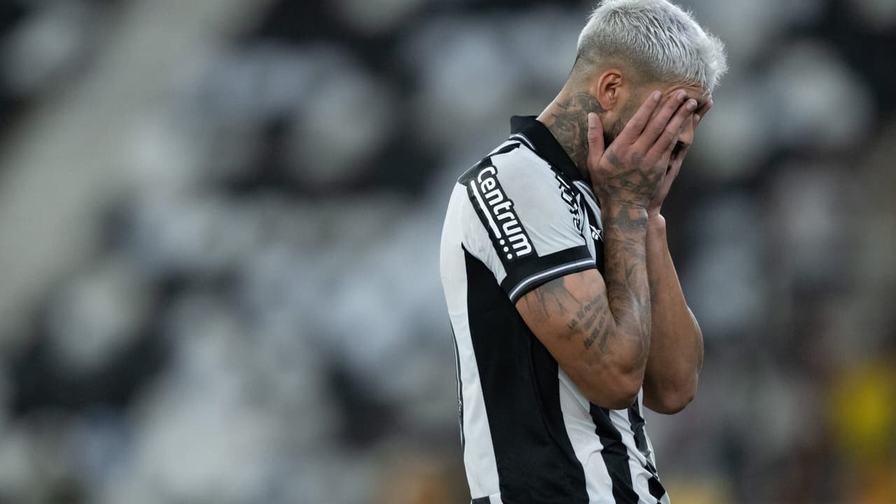 Botafogo vê pressão sufocar trabalho em queda brusca