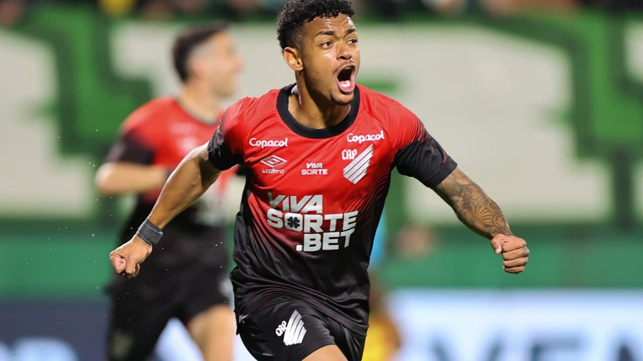 Léo Derik marca pela primeira vez no profissional e ganha espaço no ...