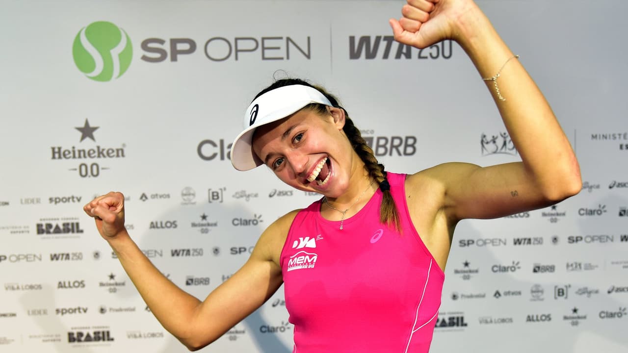 Após estreia perfeita no WTA, jovem brasileira dispara no ranking