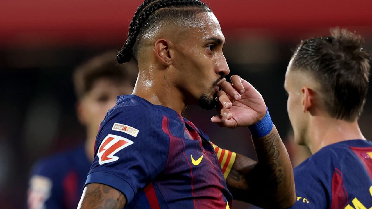 Raphinha marca dois e Barcelona goleia Valencia por La Liga