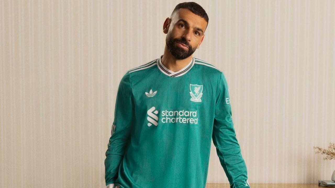 Liverpool lança novo terceiro uniforme verde para a temporada