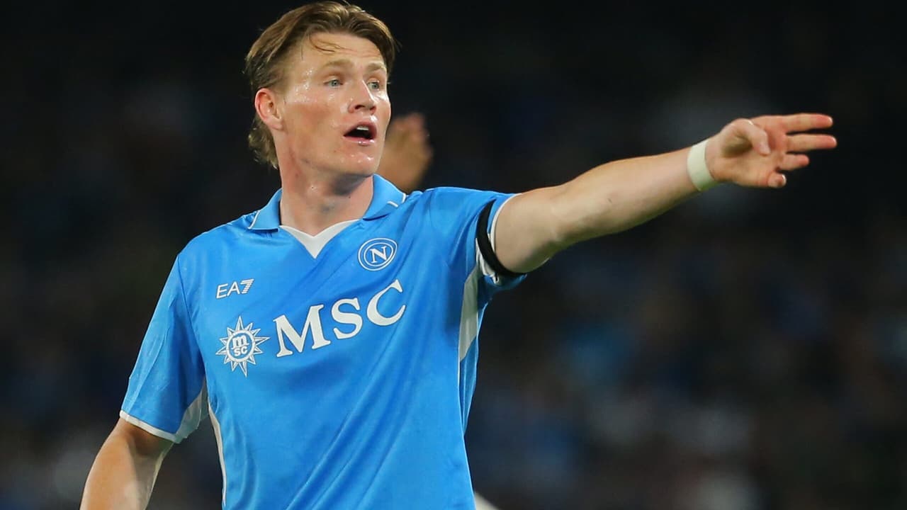 Armani deixa legado com marca que patrocina Napoli e fez parceria ...