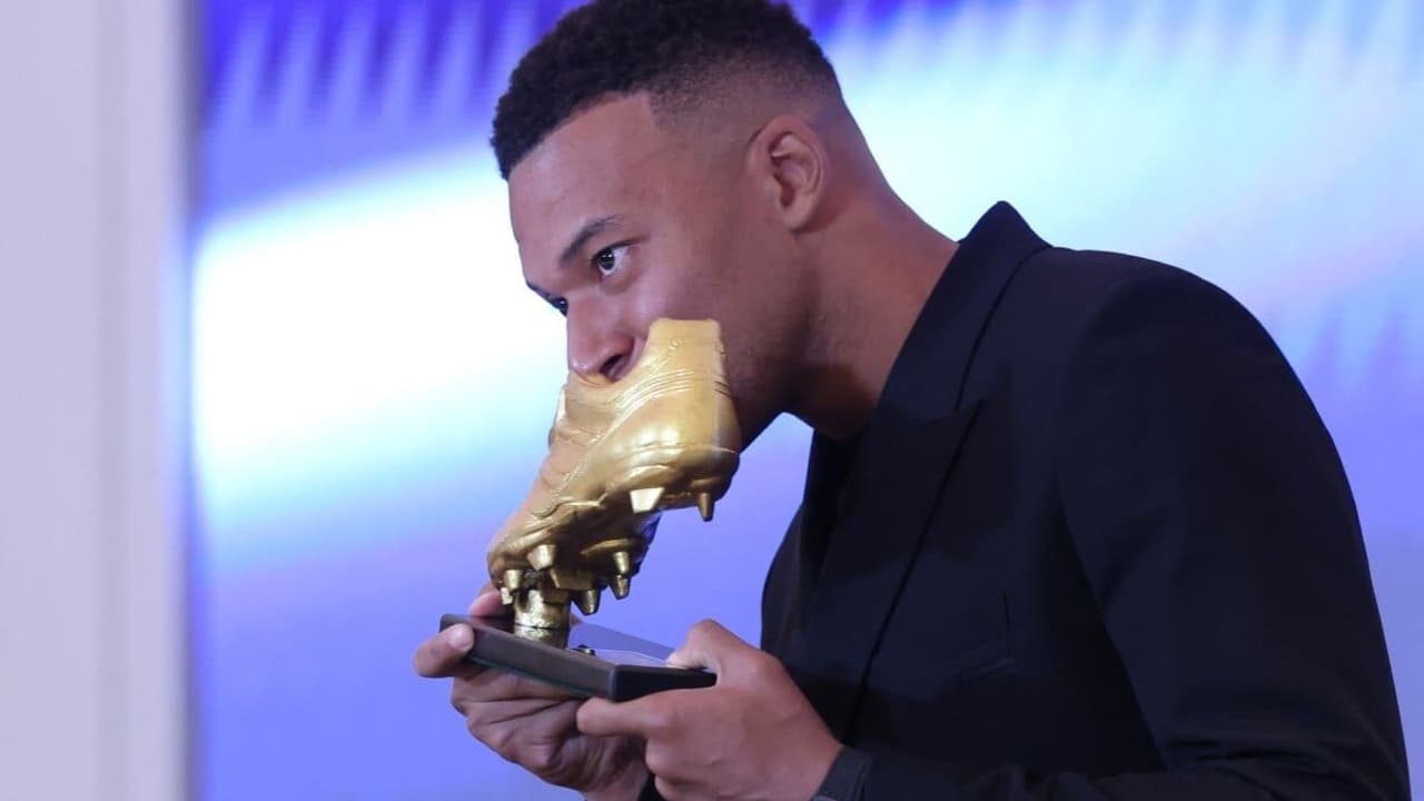 Mbappé recebe Chuteira de Ouro e avisa: 'Quero ganhar tudo'