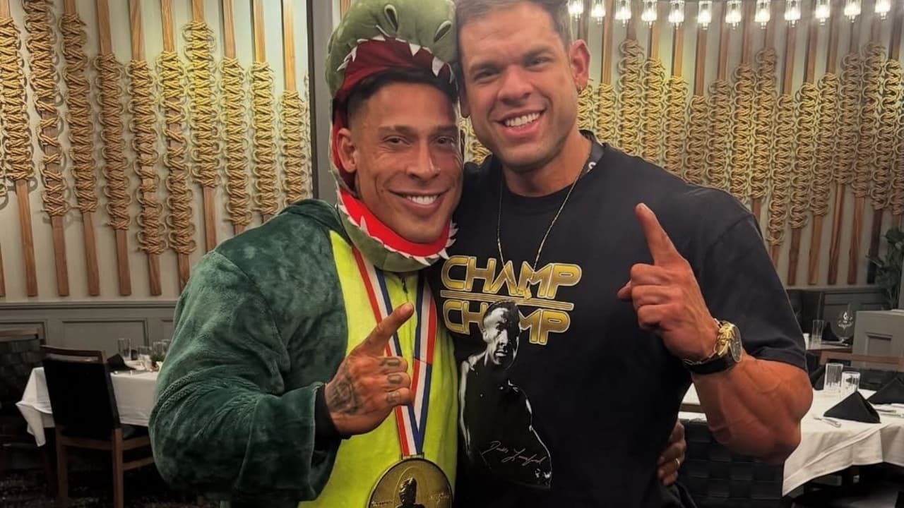 Ramon Dino usa fantasia de dinossauro para celebrar título do Mr. Olympia