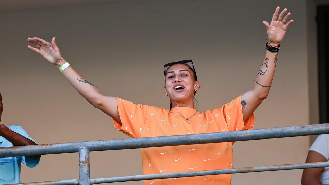 Jogadoras da Seleção Brasileira assistem título do Palmeiras