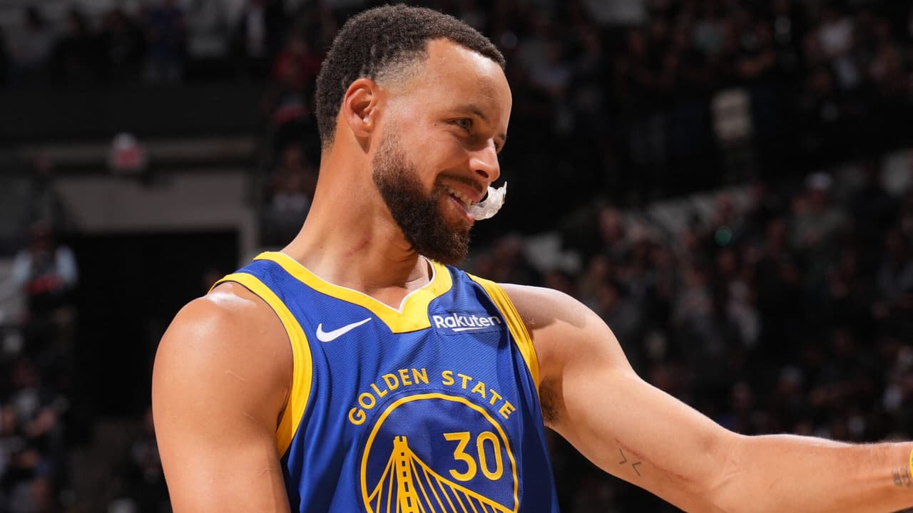 Aos 37 anos, Curry iguala marca histórica de Michael Jordan na NBA