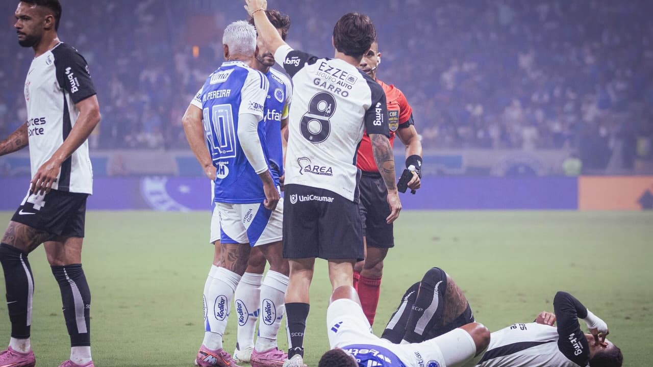 Expulsão em Cruzeiro x Corinthians revolta torcedores: 'Merece multa'
