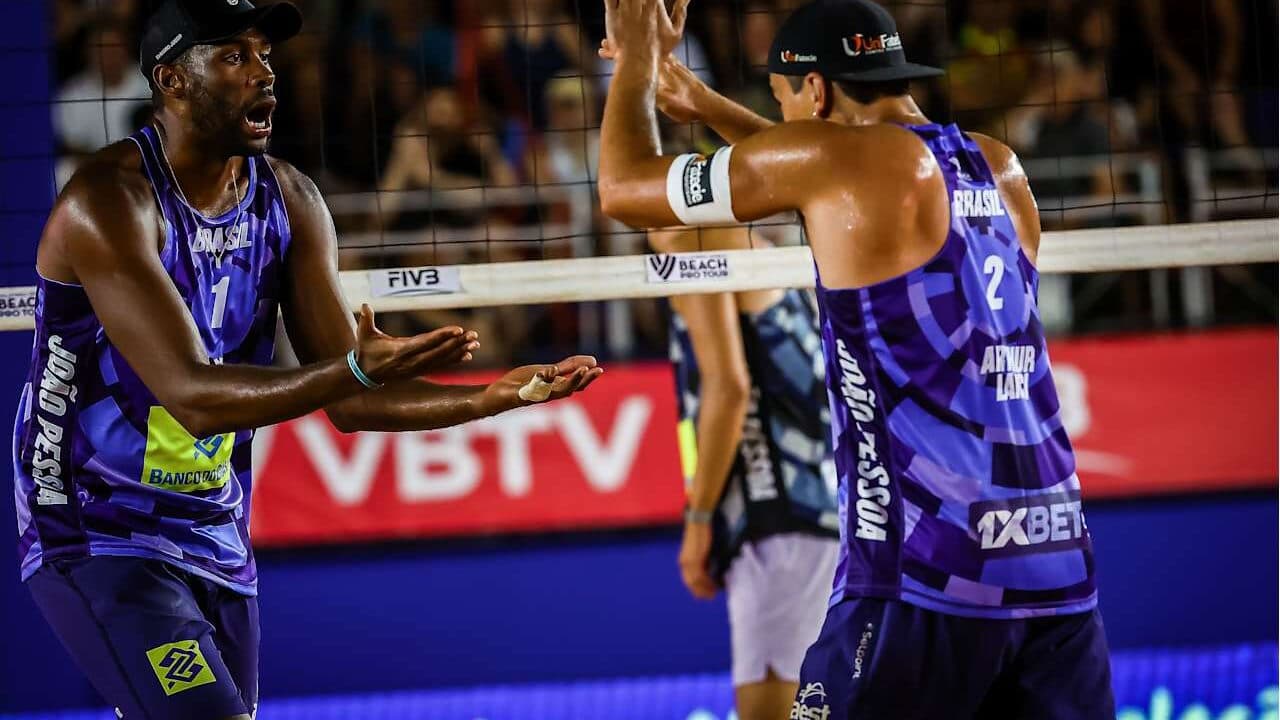 Veja lances de Evandro/Arthur x Henning/Wust no Mundial de Vôlei