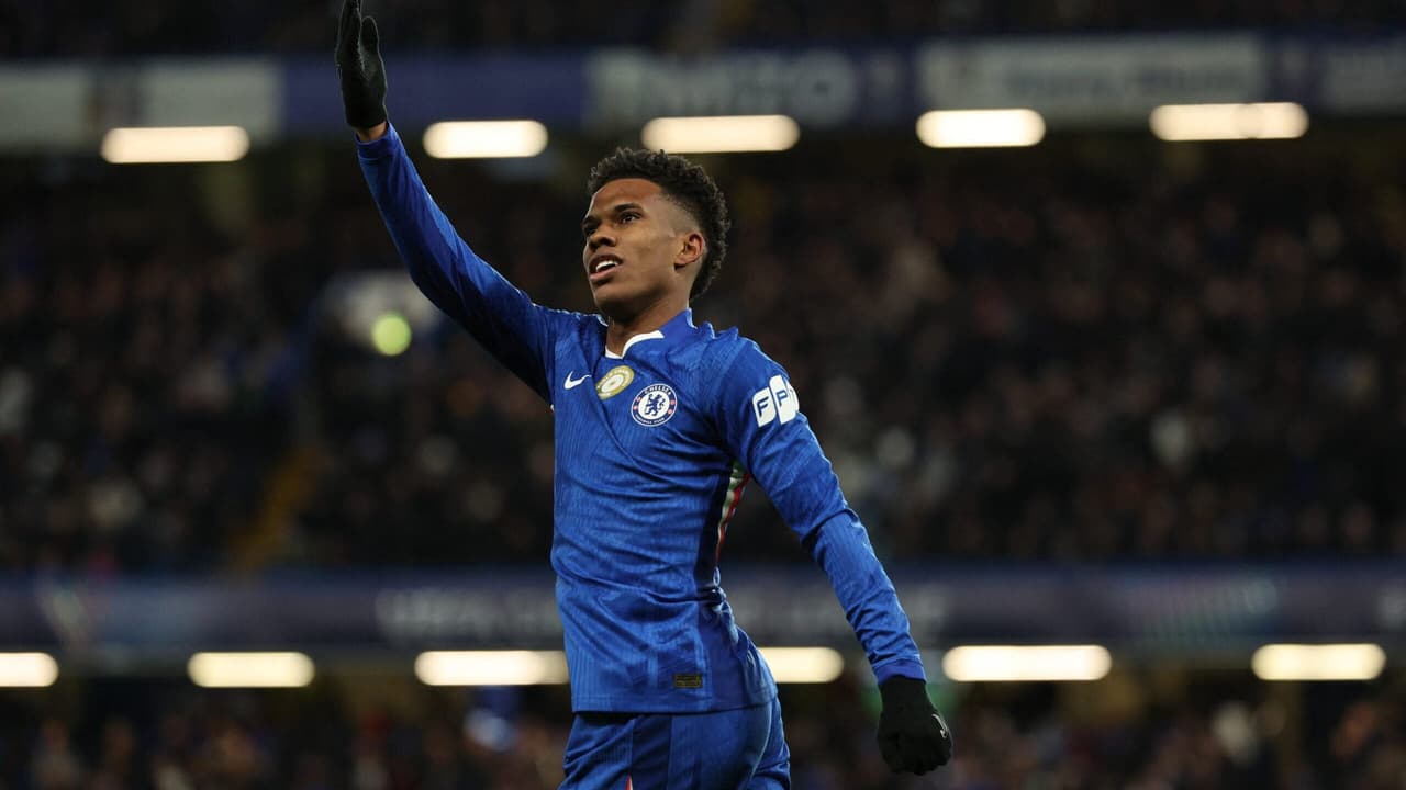Estêvão brilha, e Chelsea amassa Barcelona pela Champions League