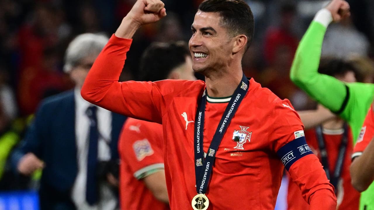 CR7 presenteia companheiros e família de Jota por título da Nations