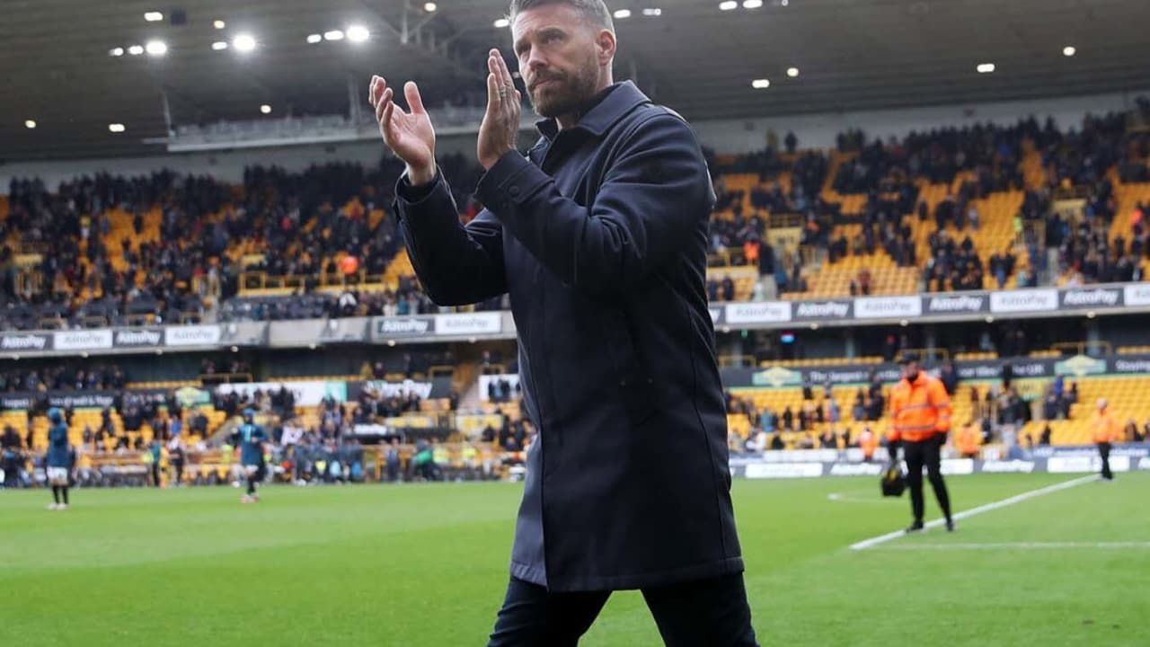 Clube da Premier League anuncia substituto de ex-Flamengo e Corinthians