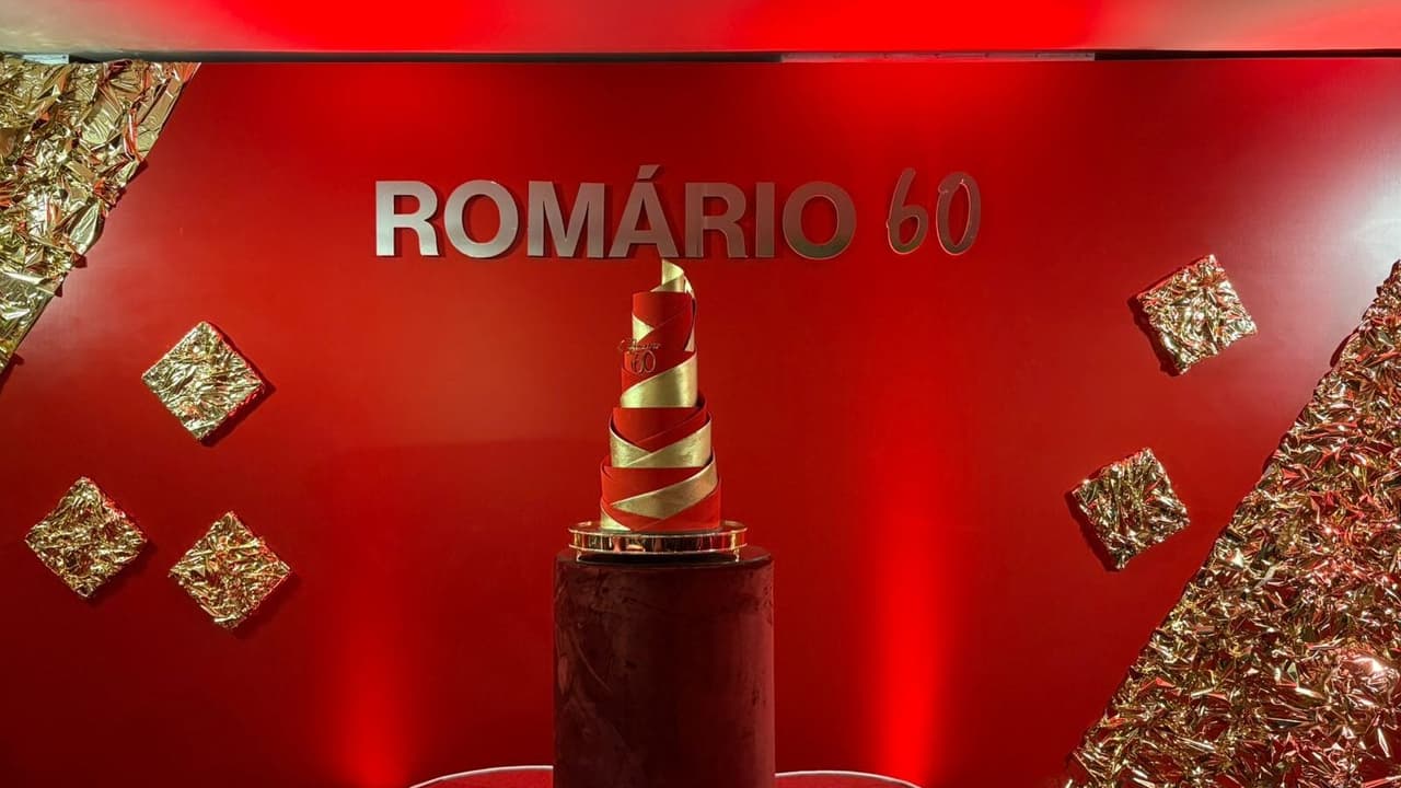 Jogadores do Flamengo marcam presença em aniversário de Romário