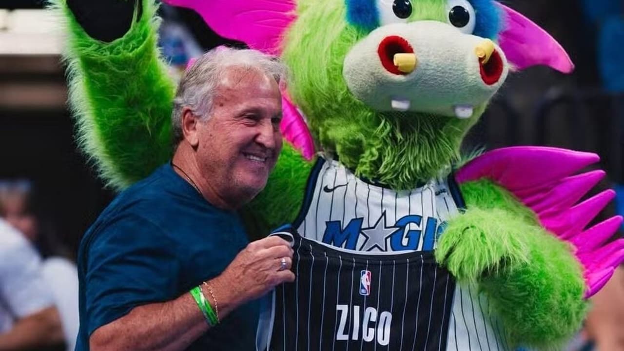 Zico vai à partida da NBA e ganha presente especial