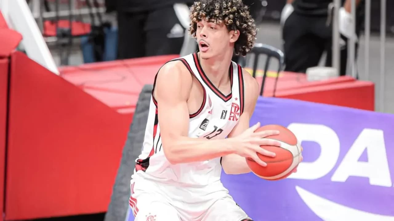 Em derrota do Flamengo, pivô de 22 anos vira destaque positivo